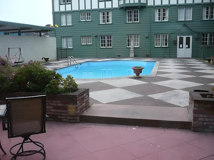Relaxing Room | Historic Inn | Free Parking - Eureka, CA