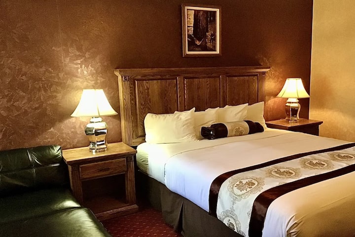 Eureka Inn | King Room | Near Humboldt Bay | Pool - Eureka, CA