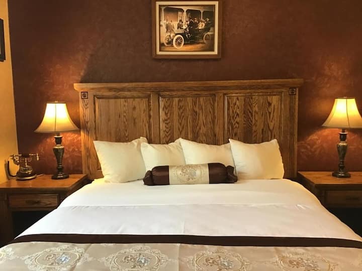 King Room L Eureka Inn L Walk To Old Town - Eureka, CA