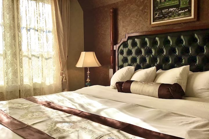 Eureka Inn | Deluxe King | Near Carson Mansion - Eureka, CA