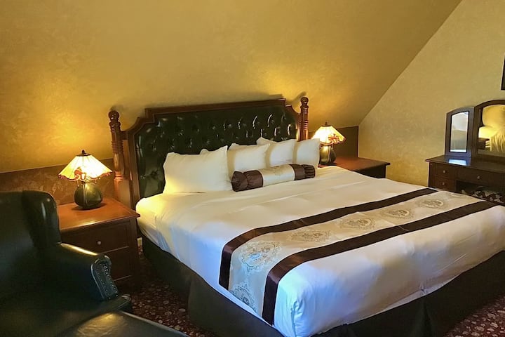 Eureka Inn | Deluxe King | Near Carson Mansion - Eureka, CA