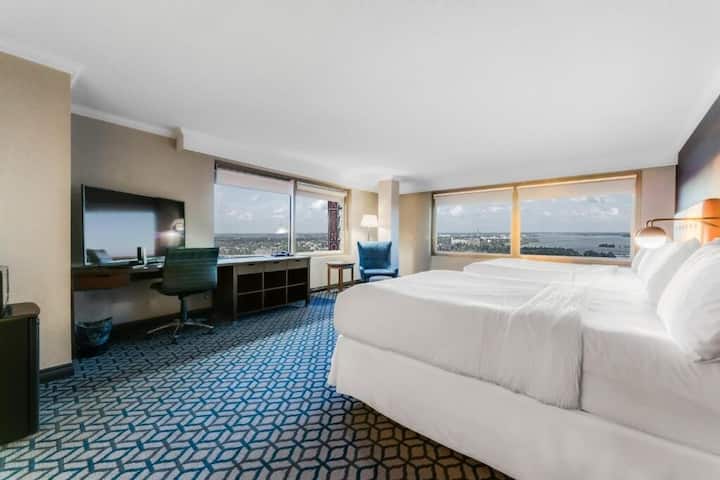 2 Queens | Wyndham Fallsview | Upper Floor - Niagara Falls, NY