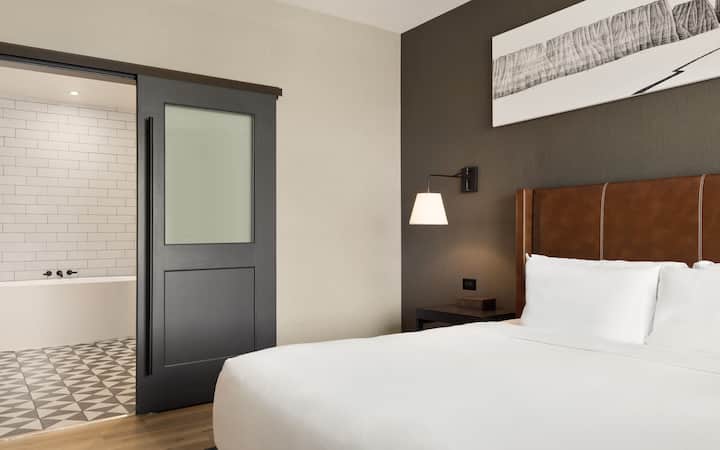 Origin | Red Rocks Suite | Free Parking | Lounge - Morrison, CO