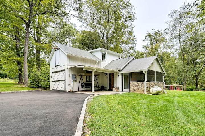 Yard W/ Games: Cottage 2 Mi To Saugatuck Reservoir - Bethel, CT