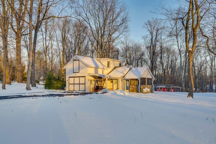 Chickens On-site: Cottage, 2 Mi To Saugatuck Falls - Bethel, CT