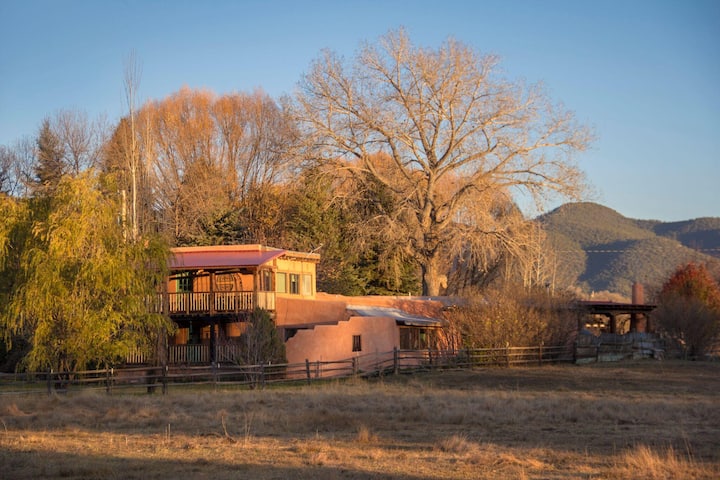 Hacienda Encantada Near Town W/ Mountain Views And - Taos, NM