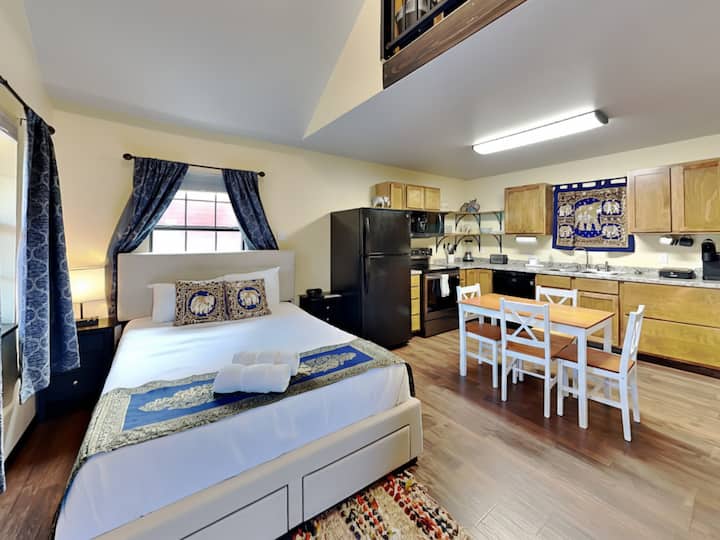 Sabaidii Guesthouse B | Pet-friendly - Rockport, TX