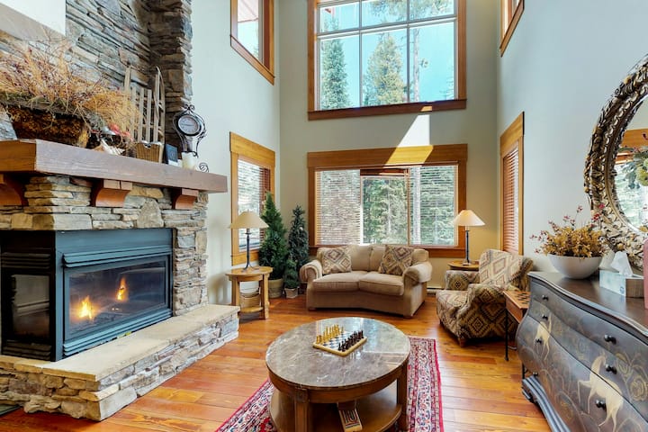 3br Townhouse With Ski Access & Hot Tub - Big White Ski Resort, BC