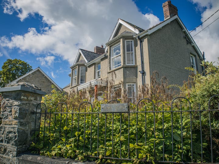 The Farm House - Bala