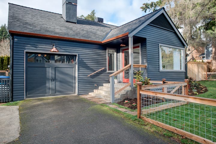 Cottage By The Sea - Close Walk To Ferry And Town - Bainbridge Island, WA