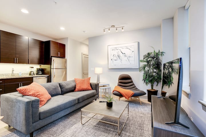 1br Stylish Apartment With Rooftop Deck & Pool - Baltimore, MD