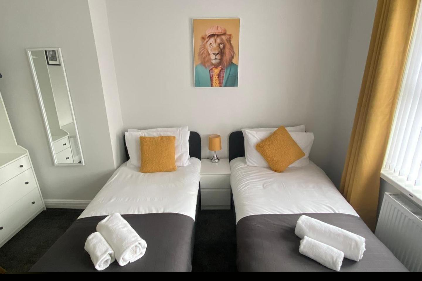 House - Sleeps 6 - Pet Friendly - Parking - Newcastle upon Tyne