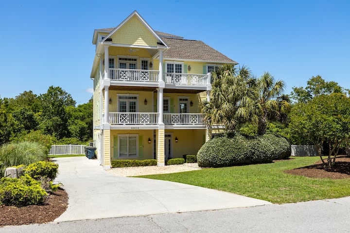 Pineapple Palace: Pool, Loft & Game Room - 에메랄드 이슬