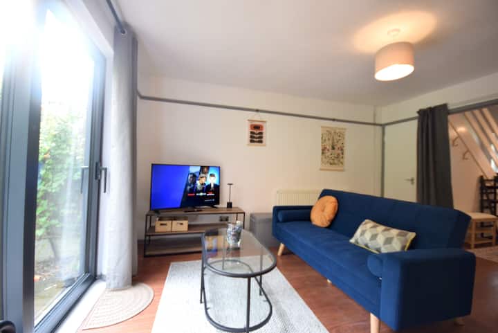 Stylish 1-bed Retreat With Garden & Rustic Kitchen - Manchester