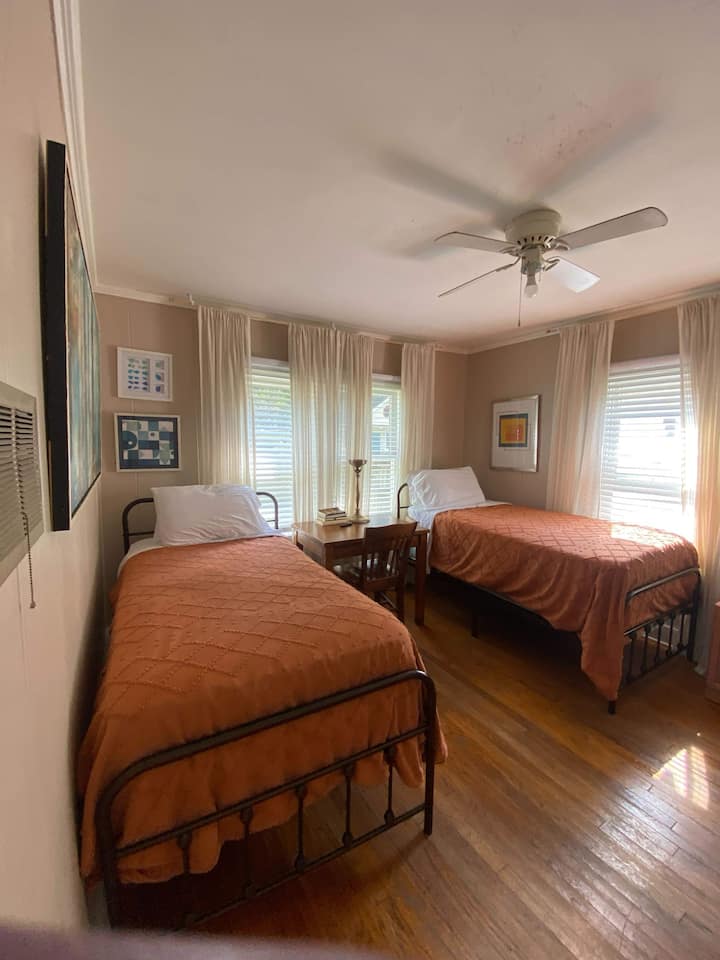 Stylish Lafayette Apartment With Kitchen & Garden - Lafayette, LA