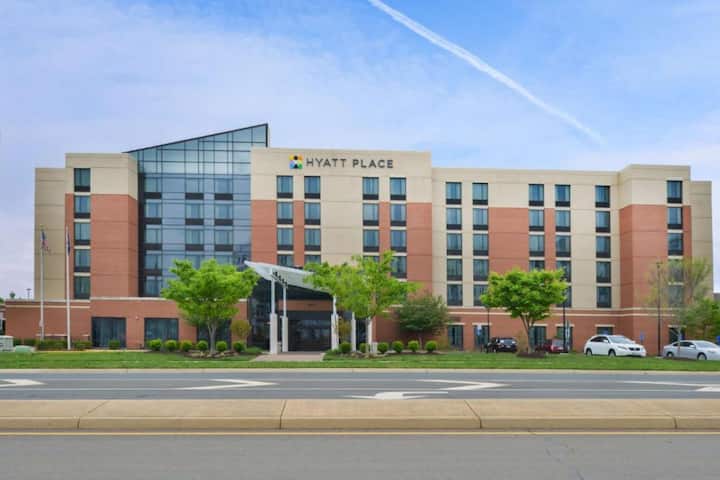 Near Dulles Airport | Breakfast. Pool. Gym. - Ashburn, VA