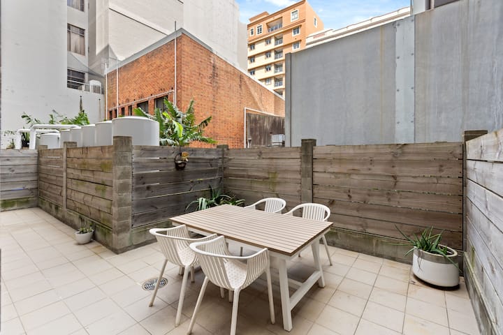 Comfy Urban Escape With Outdoor Space - Newcastle