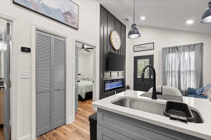 2bd/2ba Designer Cottage In Decatur – Couples/solo - Stone Mountain, GA