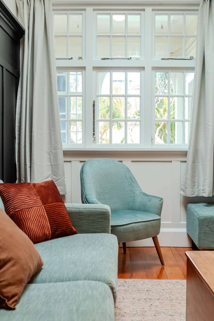 Sunny Coastal Retreat In Wellington’s Oriental Bay - Wellington