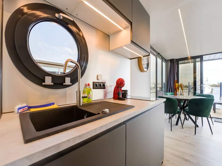 Belle Péniche Dans La Marina De Volendam - Volendam