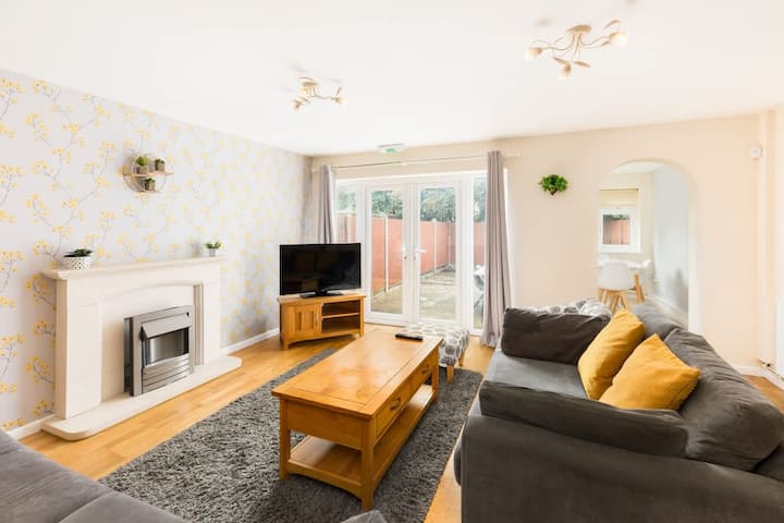 4-bed Home For Contractors | Parking | Walk To Hos - Coventry