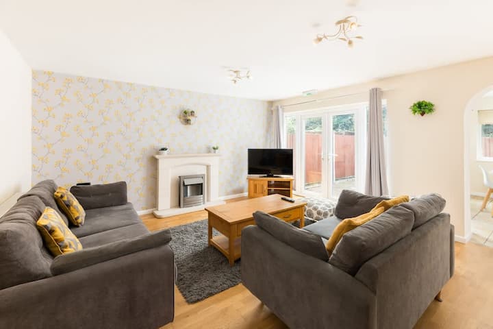 4bed Contractor Home • Walk To Hospital + Parking - Coventry
