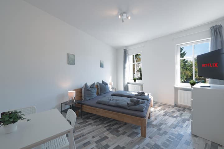 Urban Rooftop Retreat With Balcony - Bestensee