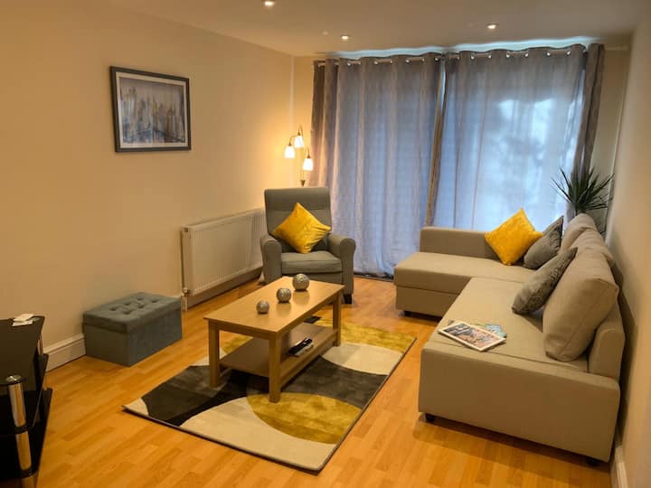 3 Bed | Sleeps 7 | 2 Bathrooms | Wessex Quarters - Salisbury