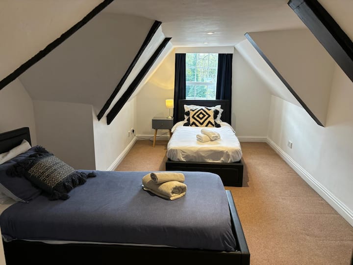 Central 5 Bed | 2 Bathrooms | Sleeps 10 - Wiltshire