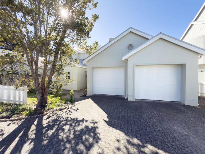Stylish 4br Haven W Golf Course Views By The Sea - Plettenberg Bay