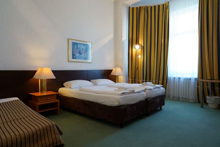 Comfortable Economy Triple Room Near Ku'damm - Berlin