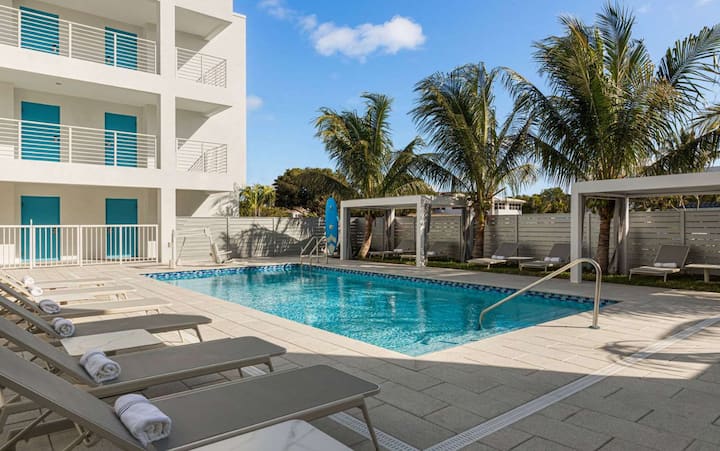 2 Pet-friendly Rooms | Sea Glass | Walk To Beach - Fort Lauderdale, FL