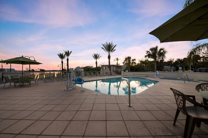2 Relaxing Units L Paddletail L Near Beach & Tours - Crystal River, FL
