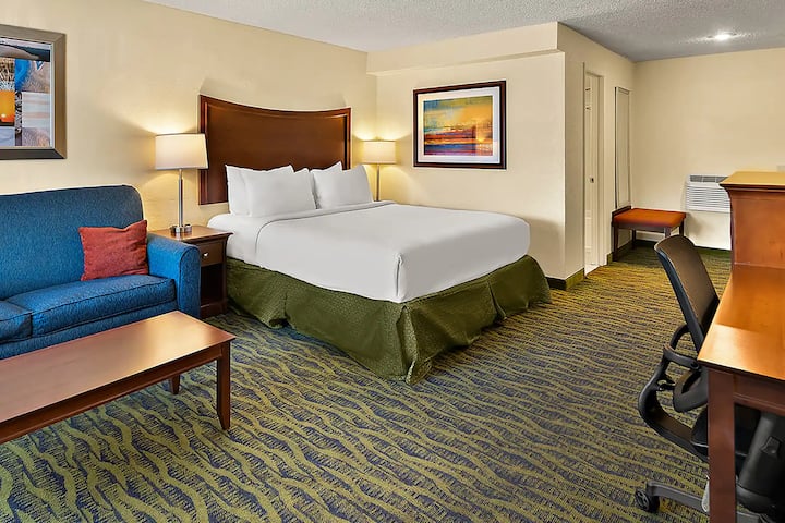 King Studio | Paddletail Lodge | Bbq | Pool - Crystal River, FL