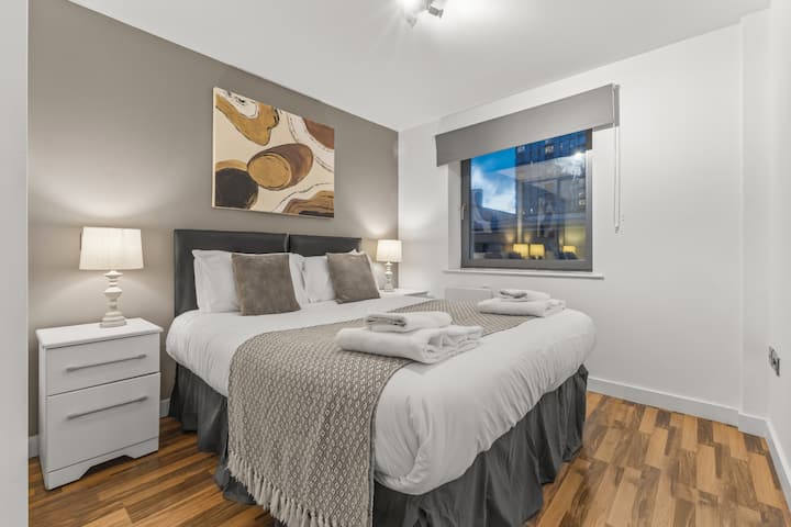 Modern & Central 2-bedroom Flat & Secure Parking - Salford
