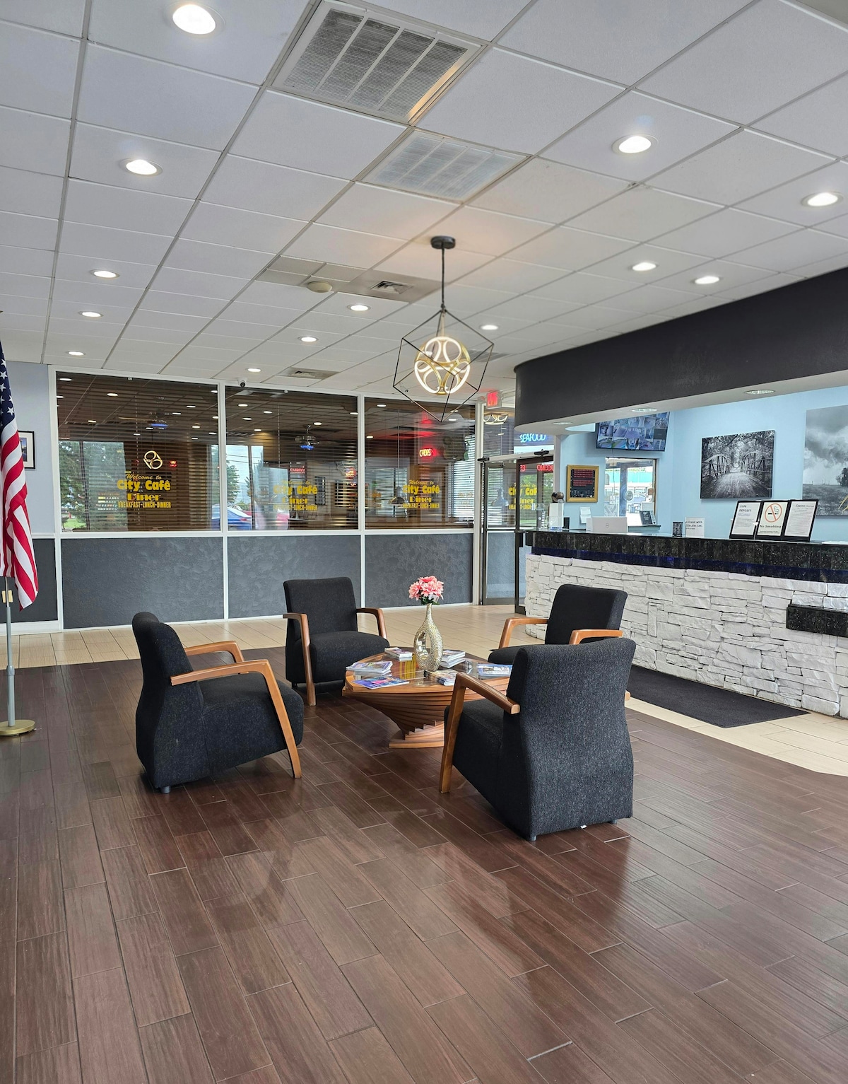 Chambre avec lit King et douche accessible en fauteuil roulant - Hôtels à louer à Chattanooga ...