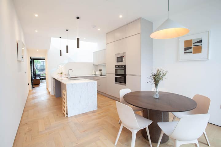 2-bed Townhouse | Garden & Private Parking In D04 - Dublin