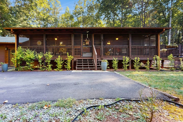 2br Log Cabin With Hot Tub & Screened Porches - Mineral Bluff, GA