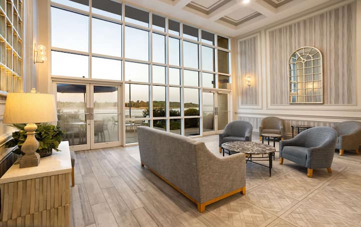 Parlor King | Waterview Hotel | Riverside Stay - Vicksburg, MS