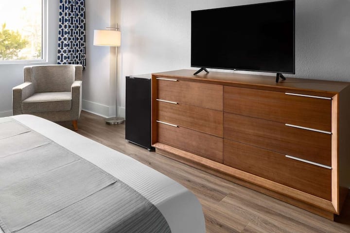 Parlor King | Waterview Hotel | Riverside Stay - Vicksburg, MS