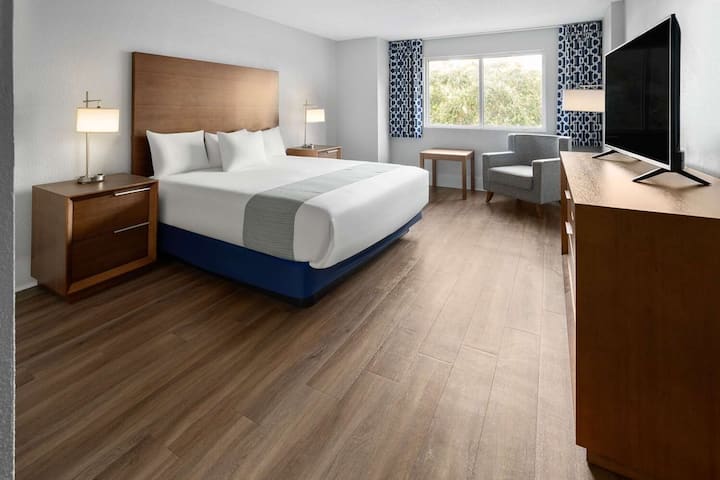 King | Waterview Hotel | Near Coca Cola Museum - Vicksburg, MS