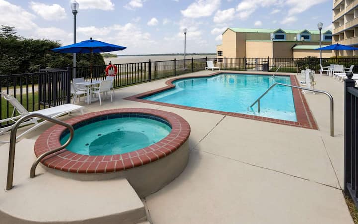 2 Queen Beds | Waterview Casino | Free Parking - Vicksburg, MS