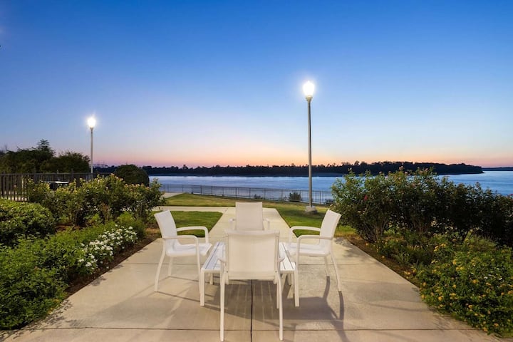 Waterview Hotel | King Room | Walk To Museums - Vicksburg, MS