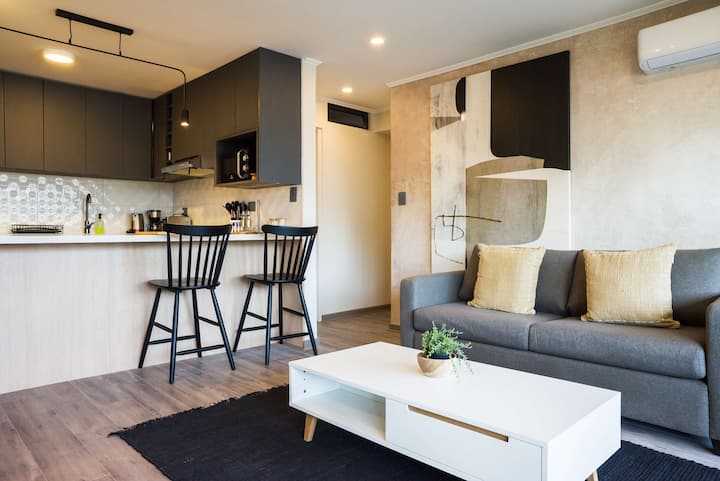Chic 2br Retreat In Vitacura Perfect For 3, Steps - Las Condes