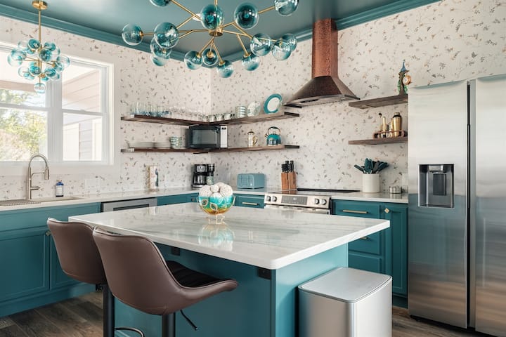 Luxe Escape:  Walk To Main St, Hot Tub, Spa Bath - Mount Airy, NC