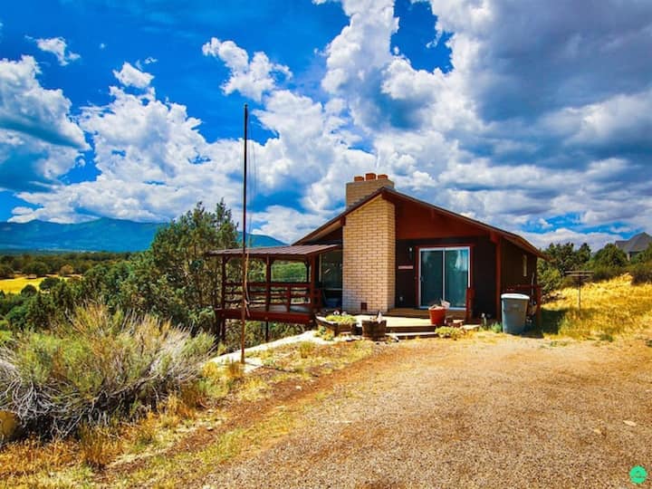 Secluded Cabin W/ Coffee, Mount Abajo & Golf Views - Monticello, UT