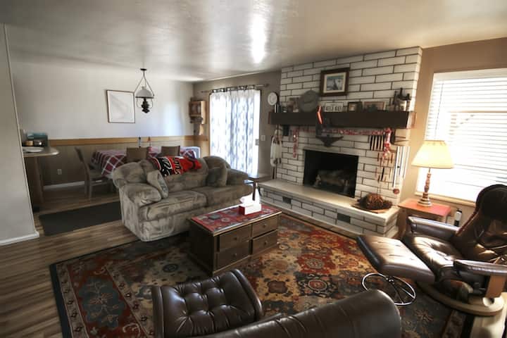 Secluded Cabin W/ Coffee, Mount Abajo & Golf Views - Monticello, UT