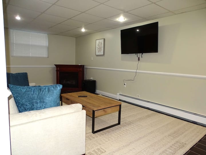 Comfortable Renovated 3 Bed Apartment - Sudbury, MA