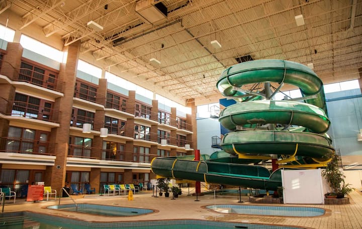 Medicine Hat | 2 Queen | Pool Fun | Free B'fast - Medicine Hat