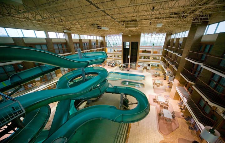 2 Queen Rooms | Medicine Hat | Waterslide Fun - Medicine Hat